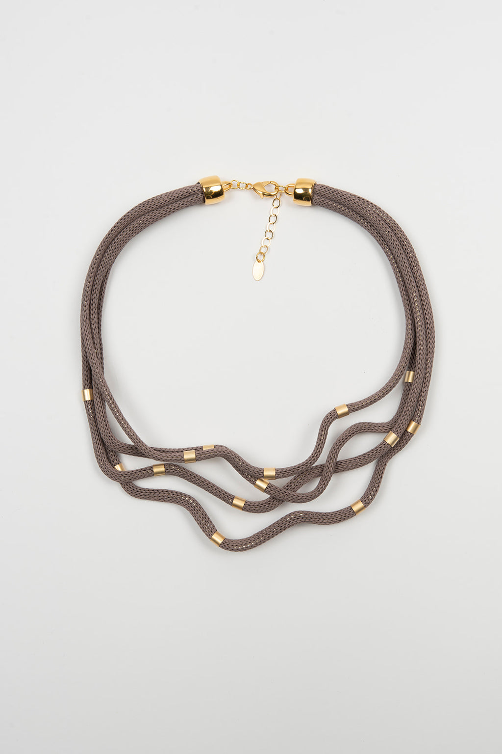 Collar corto entrelazado en cordón tubular topo | Rivera